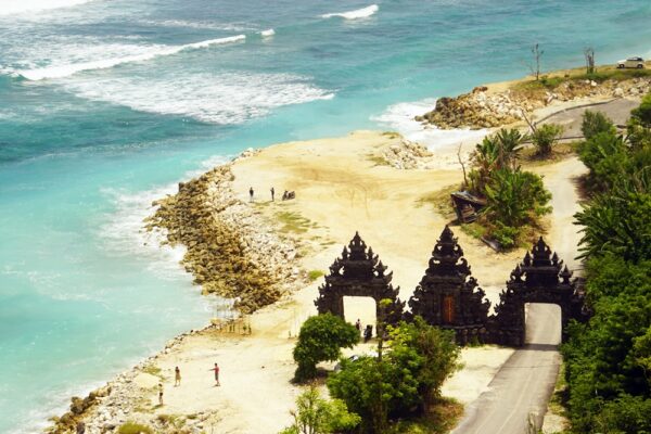 5 Spot Foto Terbaik di Pantai Melasti - Putrinyanormal.com
